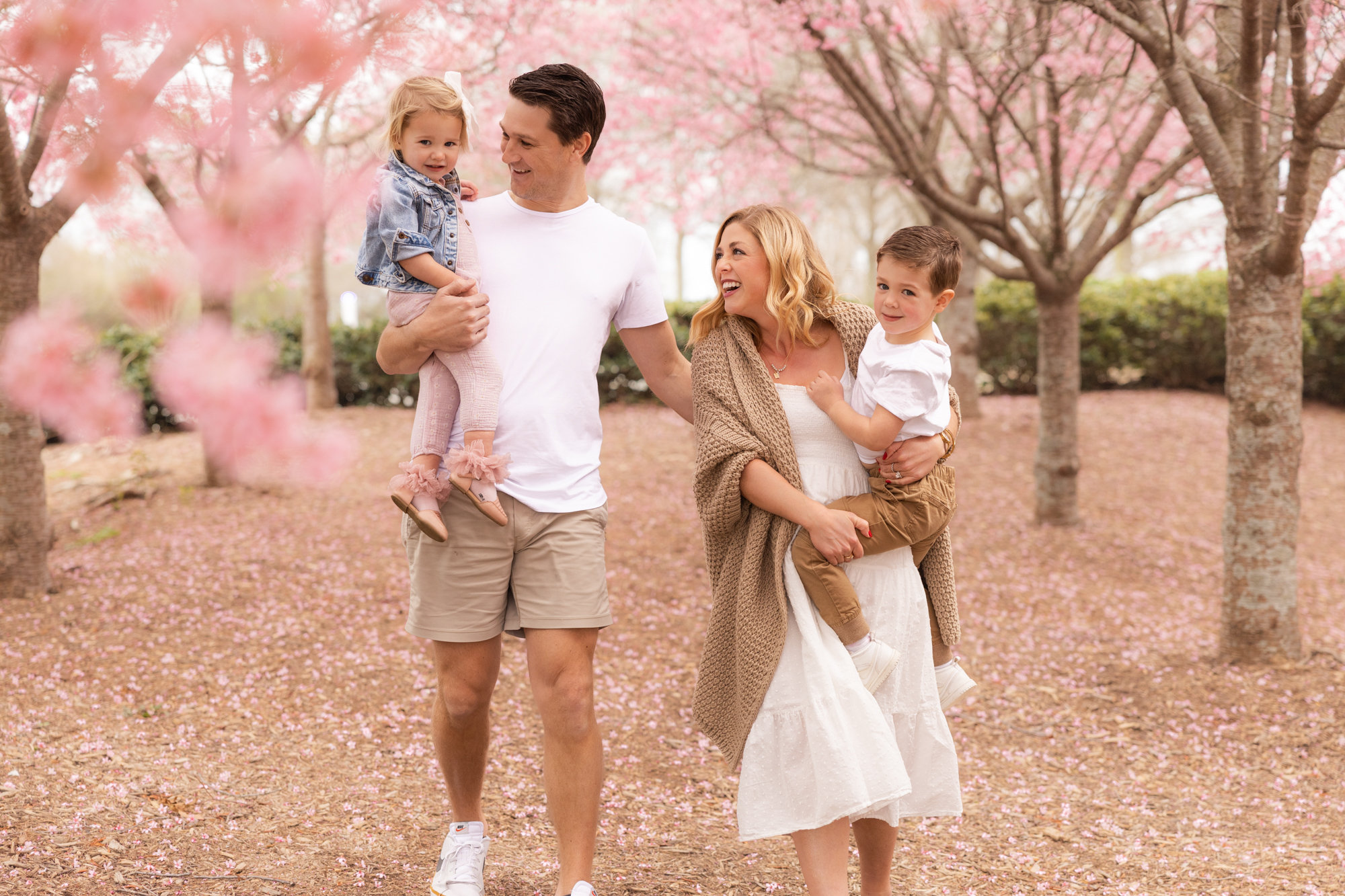 Family photoshoot among the blooming trees - Victoria Rudenko Photography